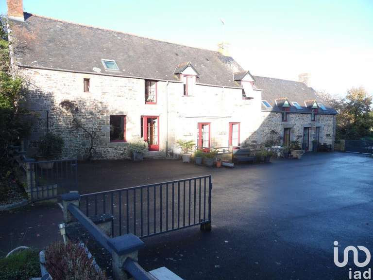 Bazouges-la-Pérouse : Maison, villa et propriété à vendre - BellesPierres