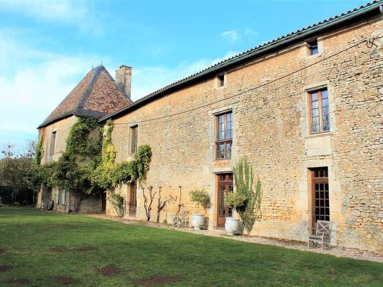 Château à Oradour-Fanais - Vente de luxe - BellesPierres