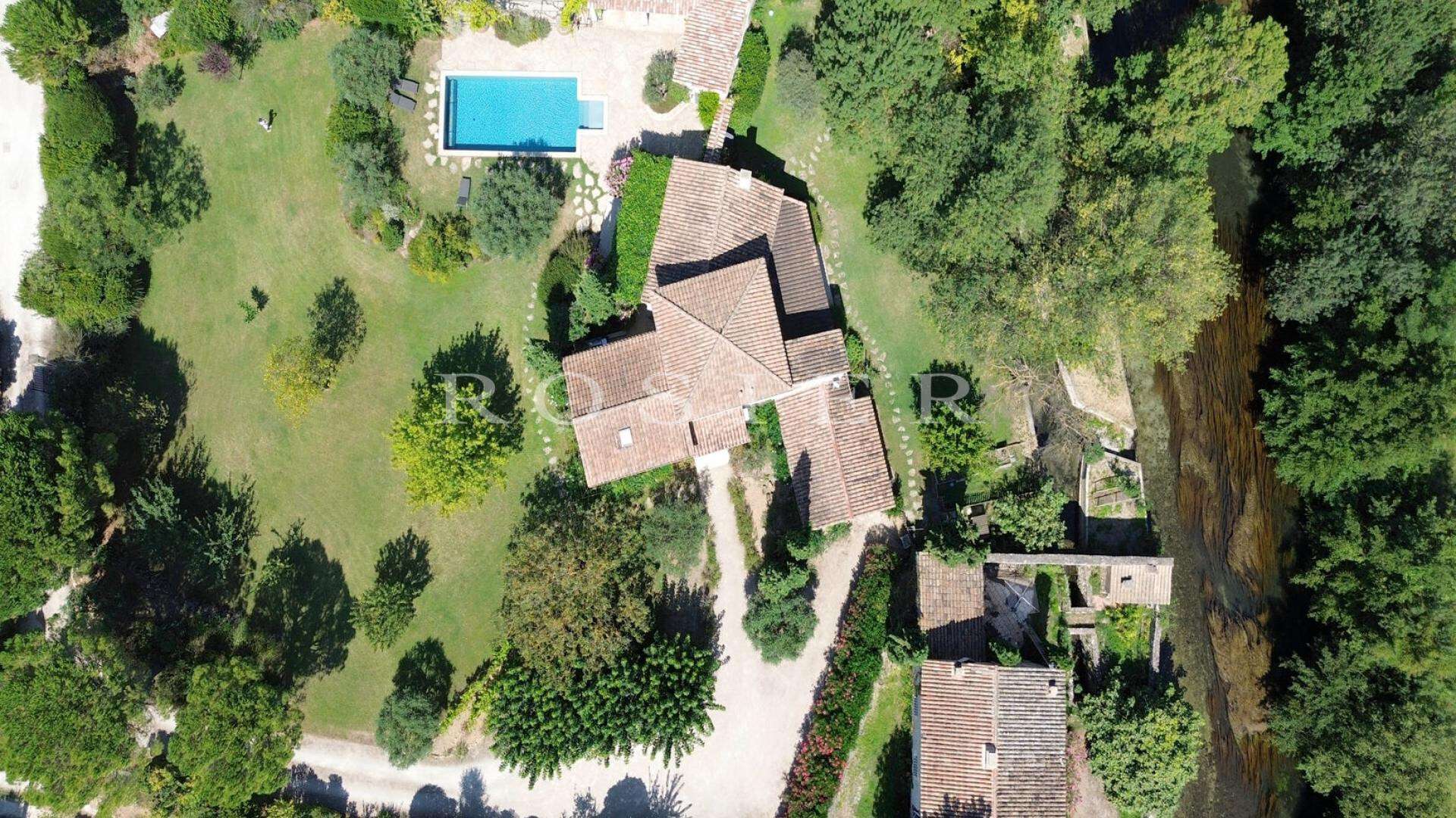 Villa de luxe à vendre à L'Isle-sur-la-Sorgue : 1 490 000€ | 188m²