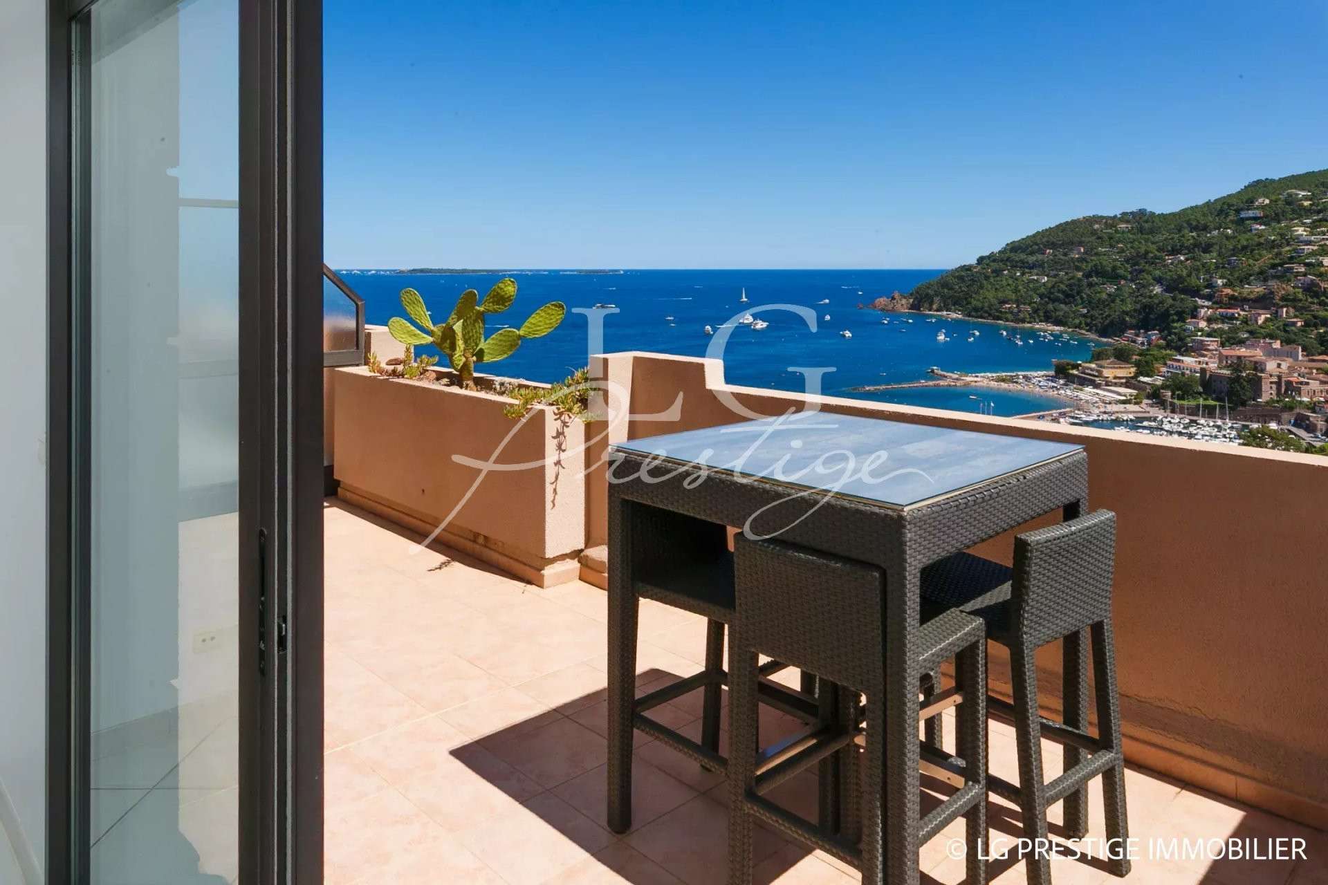 Luxury Appartement for sale in à Théoule-sur-Mer : 530 000 € | 50m²